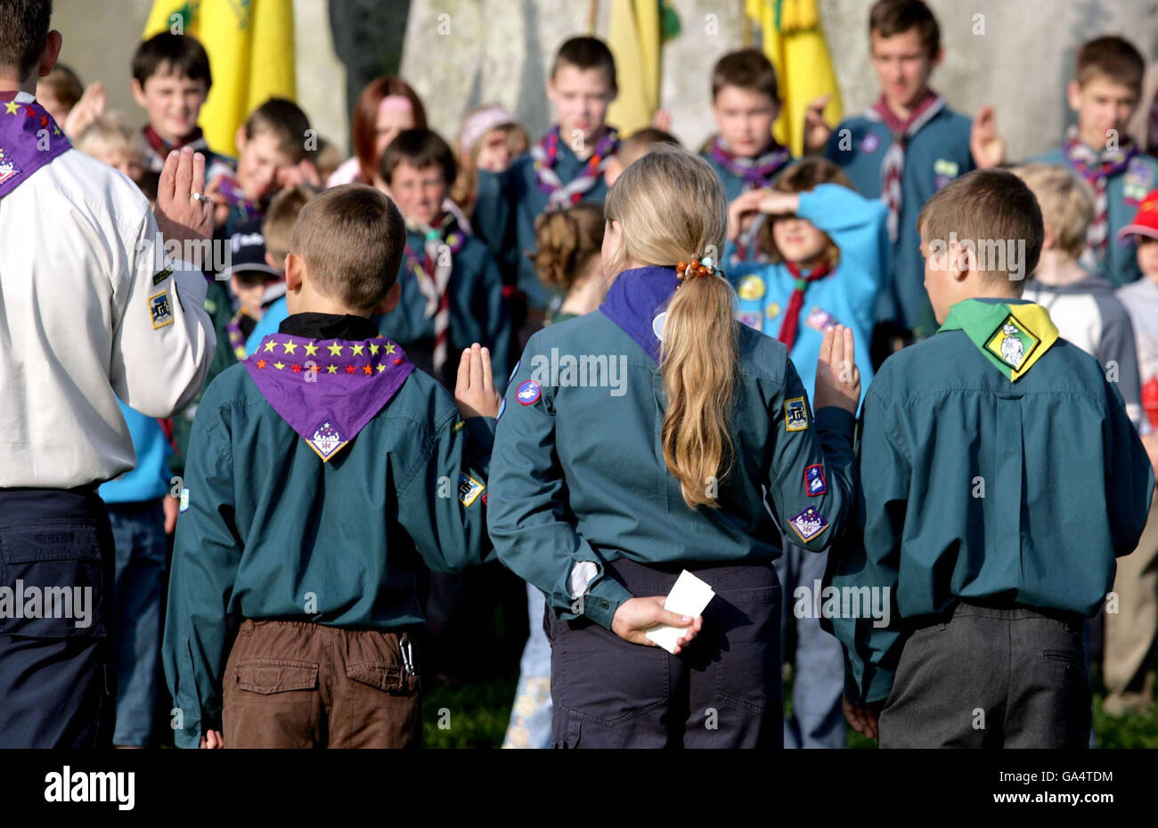 Hundreds of scouts stand at stonehenge in wiltshire hi-res stock ...