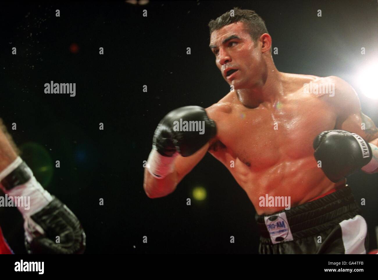 Robin reid during the fight with argentinas julio cesar vasquez hi-res ...