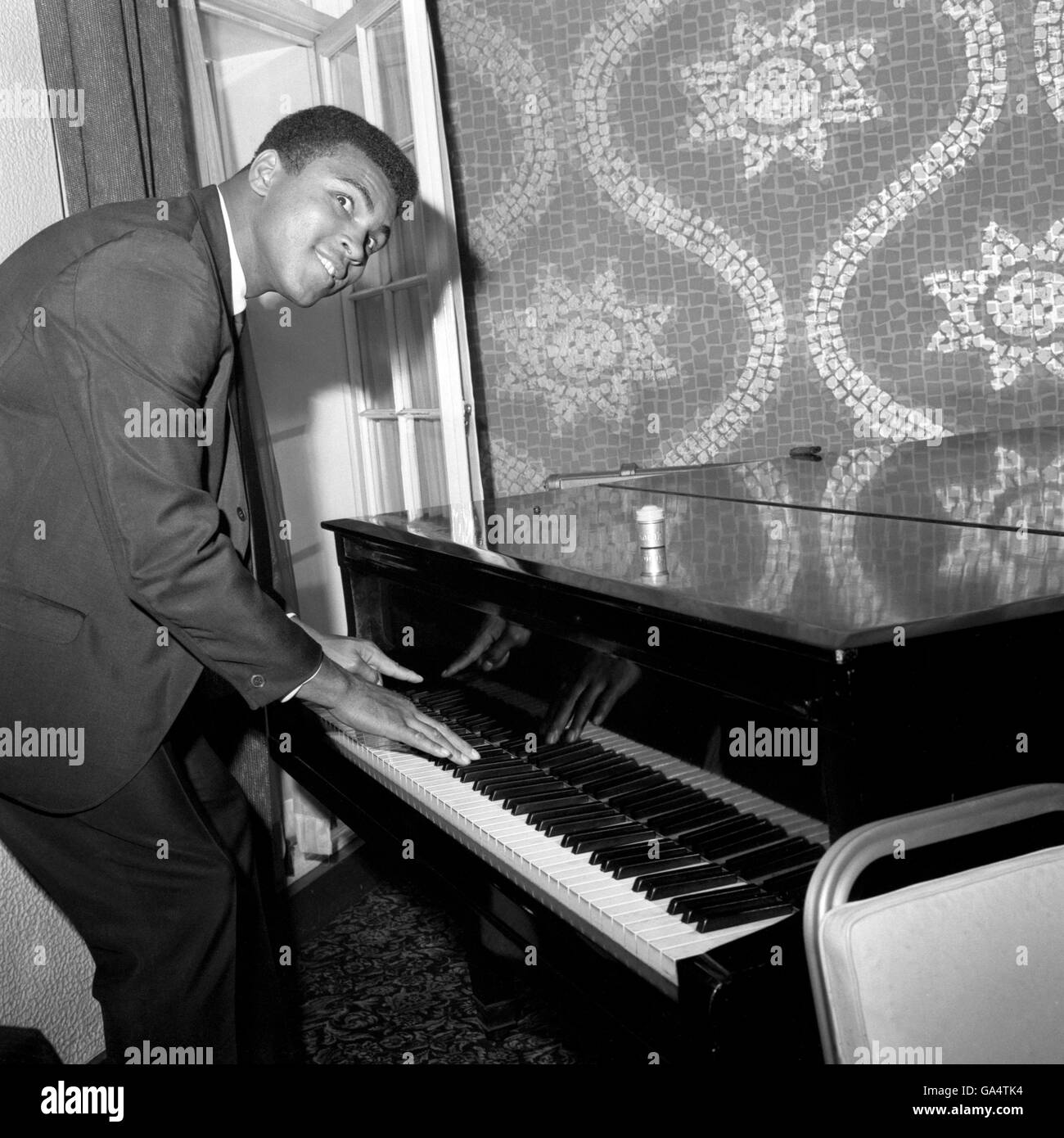 Boxing - Muhammad Ali - Press Conference, Piccadilly Hotel Stock Photo ...