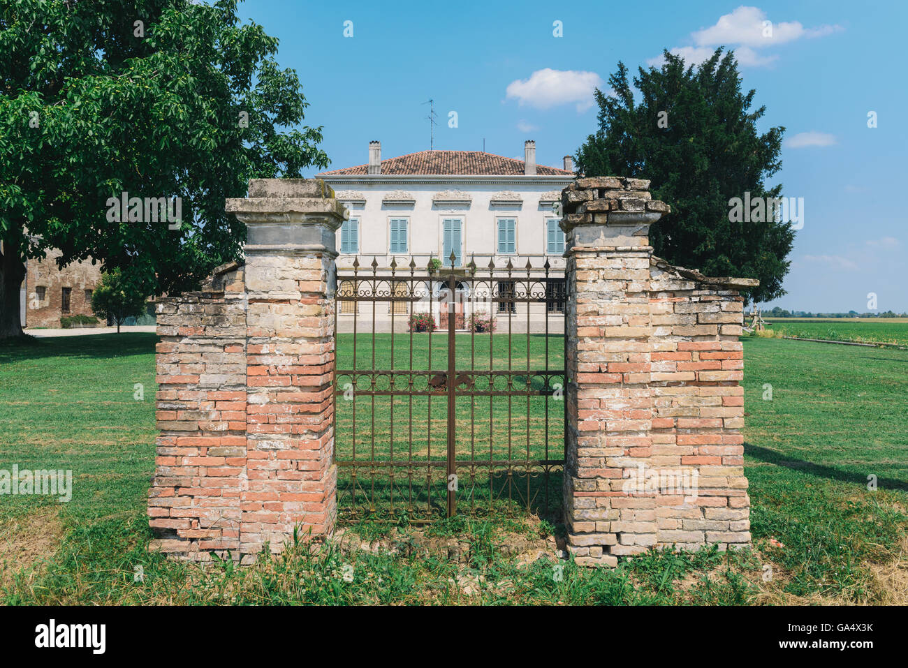 Farm gate broken hi-res stock photography and images - Alamy