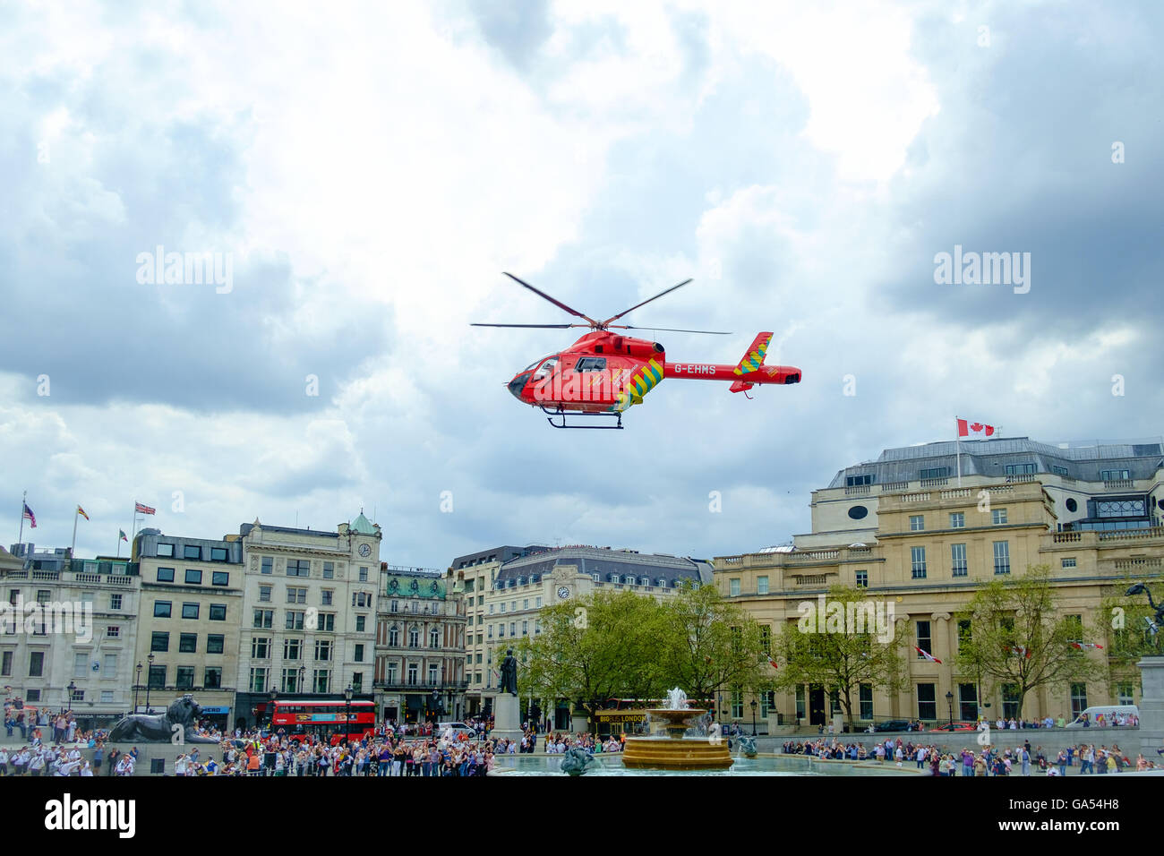 An emergency HEMS helicopter landing in Trafalgar Square, London Stock ...