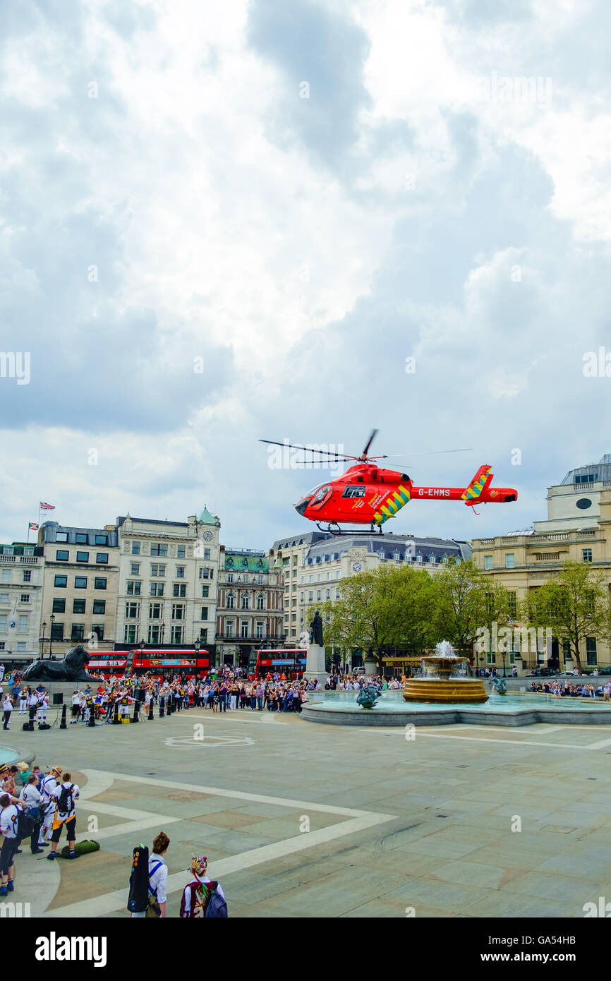 An emergency HEMS helicopter landing in Trafalgar Square, London Stock ...