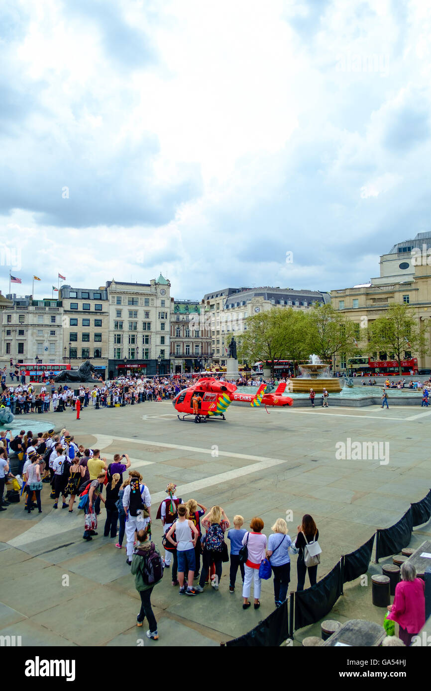 An emergency HEMS helicopter landing in Trafalgar Square, London Stock ...
