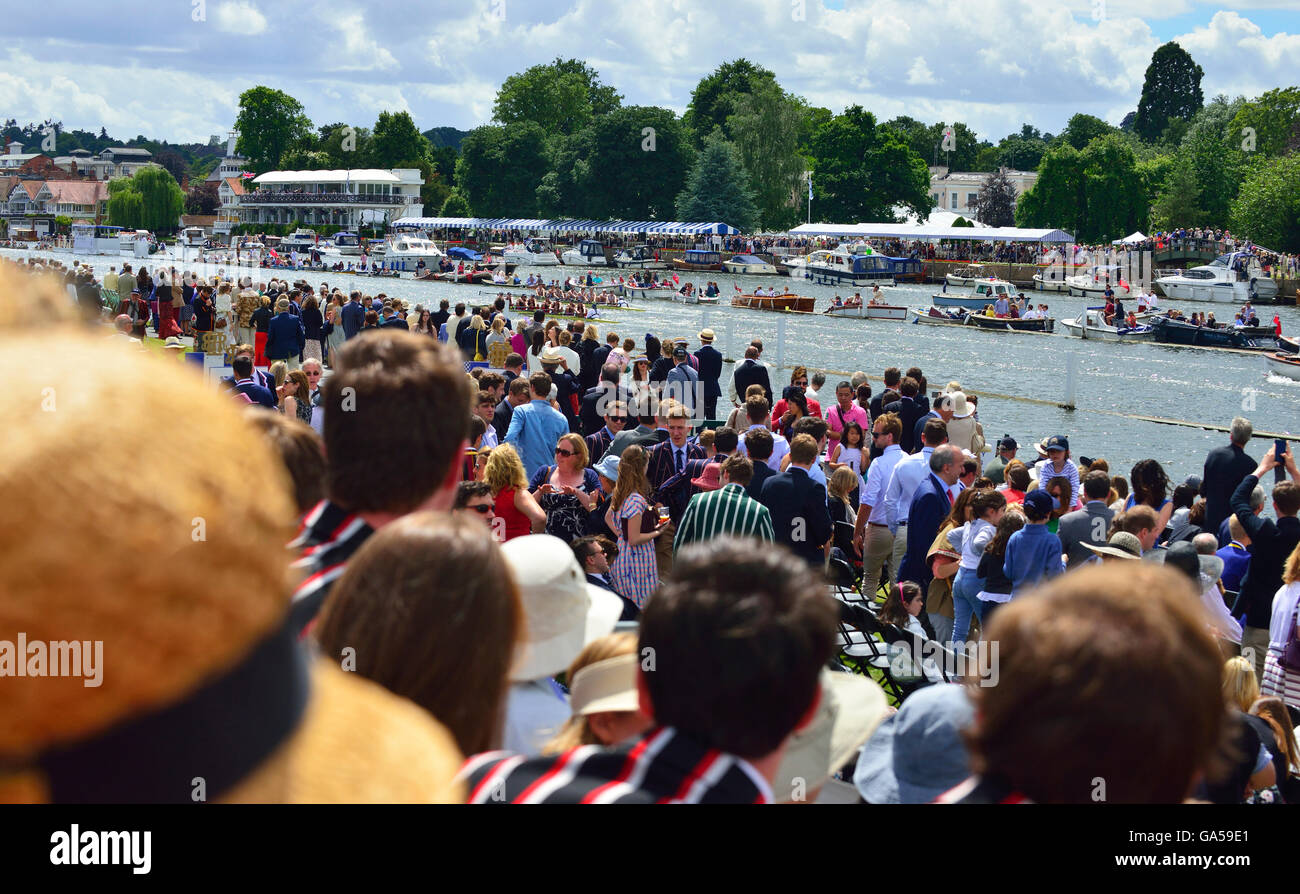 Henley on Thames, UK. 2nd July, 2016. Crowds cheer on their teams as they are approaching the ...