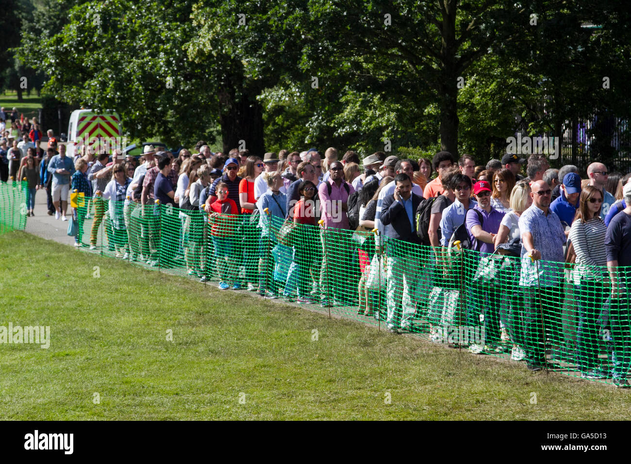 Wimbledon London, UK. 3rd July, 2016. Thousands of spectators queue on ...