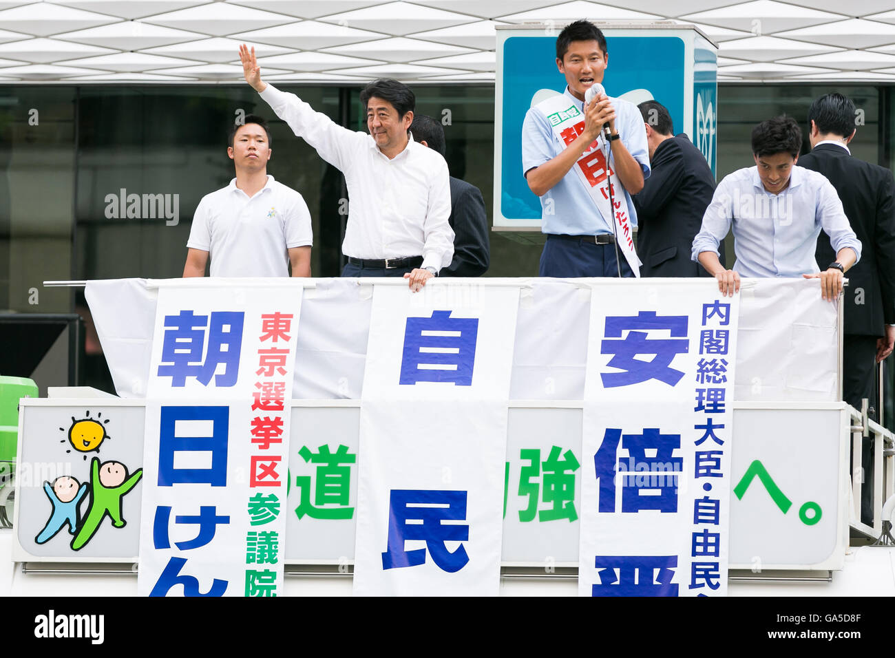 Tokyo, Japan. 3rd July, 2016. (L to R) Shinzo Abe, leader of the ...