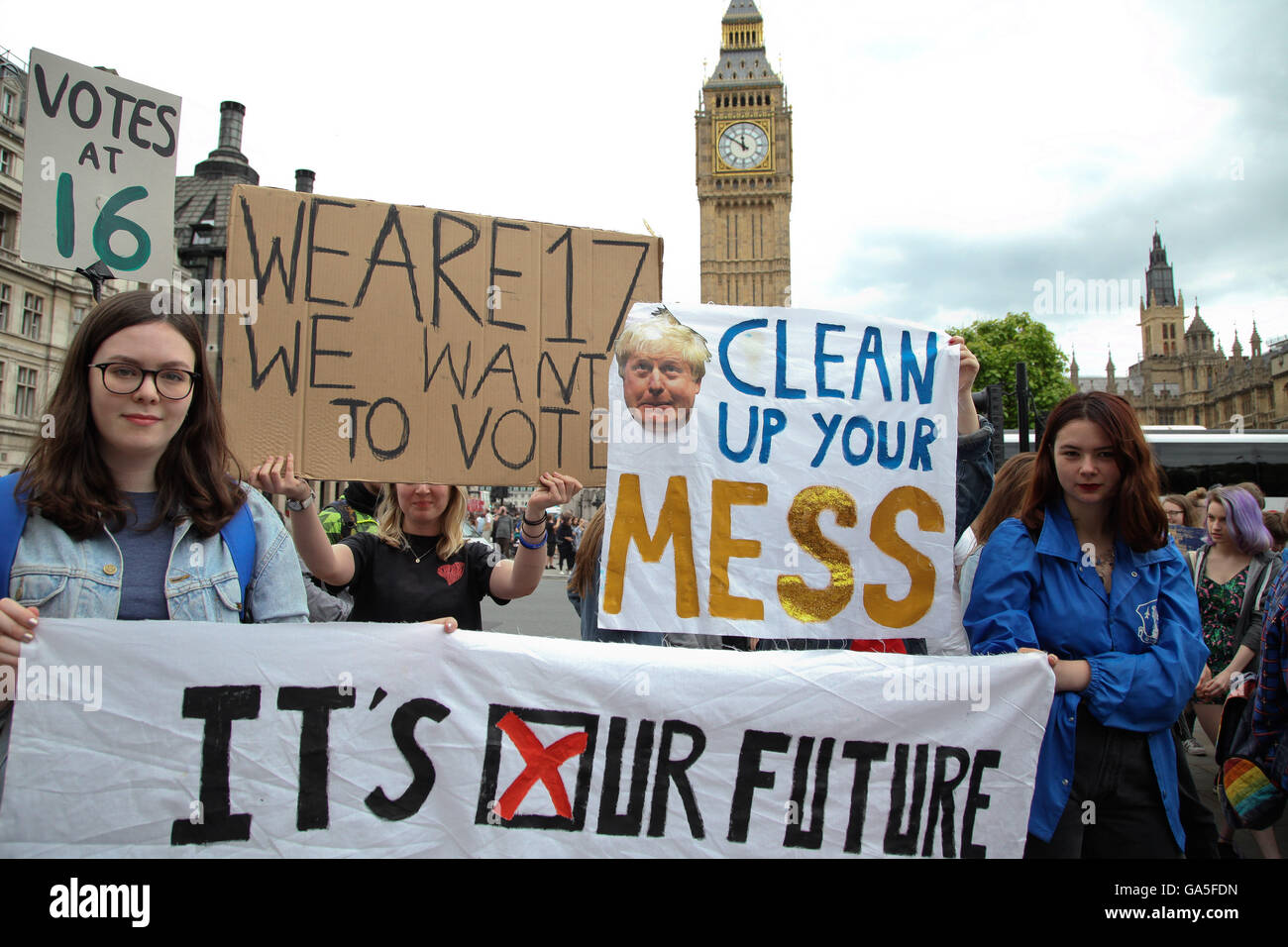 Trafalgar Square, London, UK. 3rd July, 2016.Young people between the ...