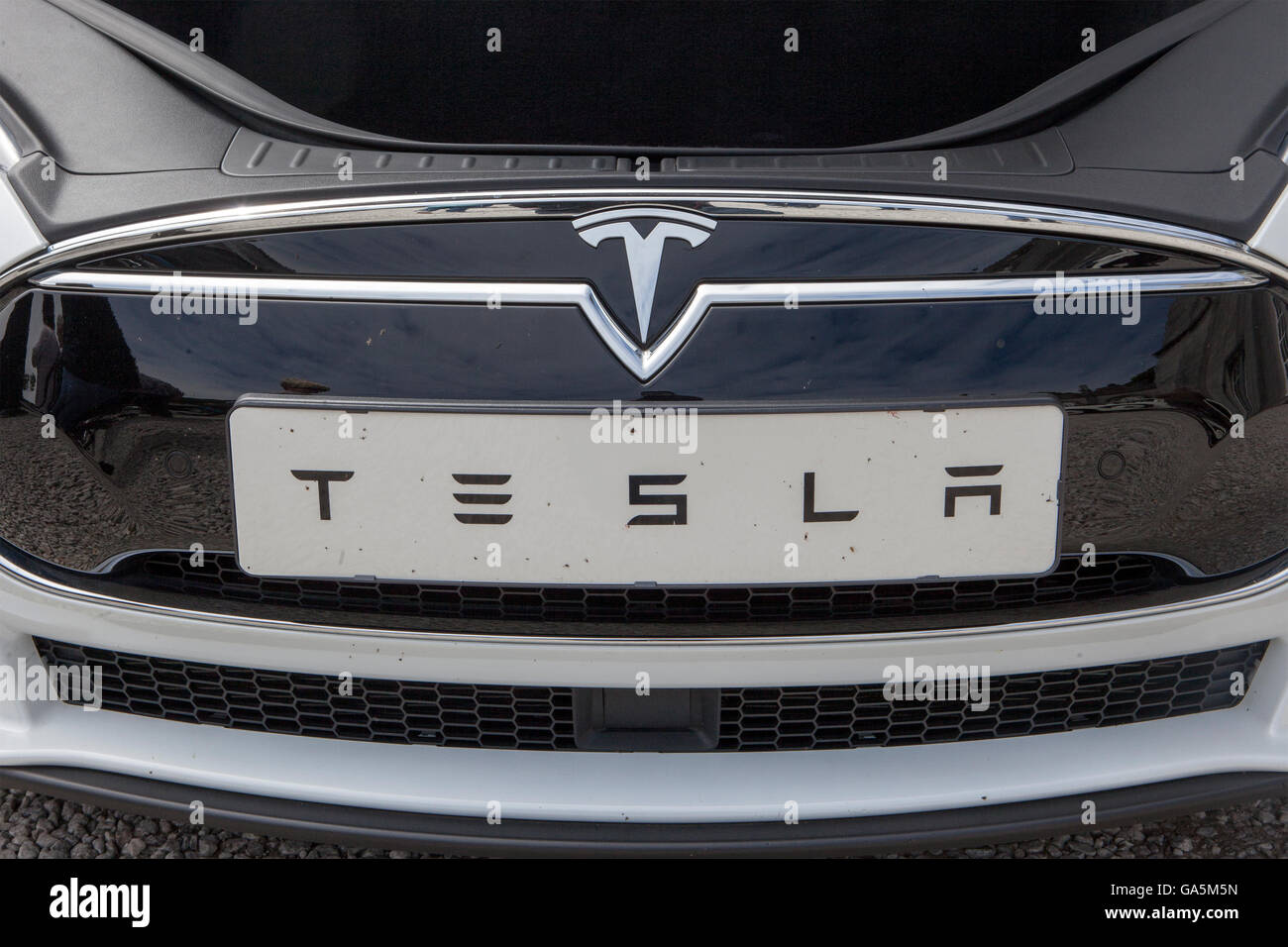 Tesla electric car vehicle road battery zero emissions recharge ...