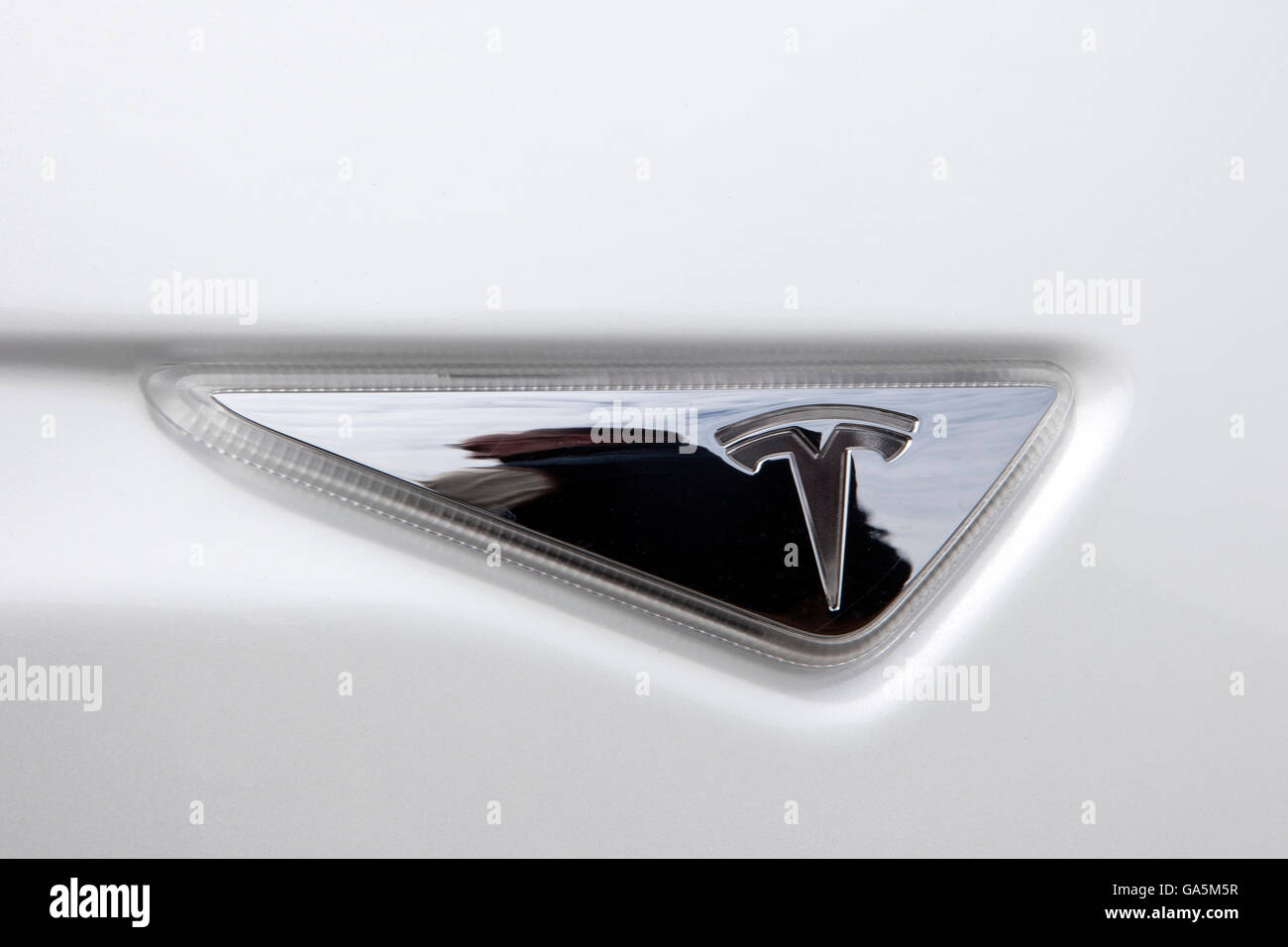 Tesla electric car vehicle road battery zero emissions recharge ...