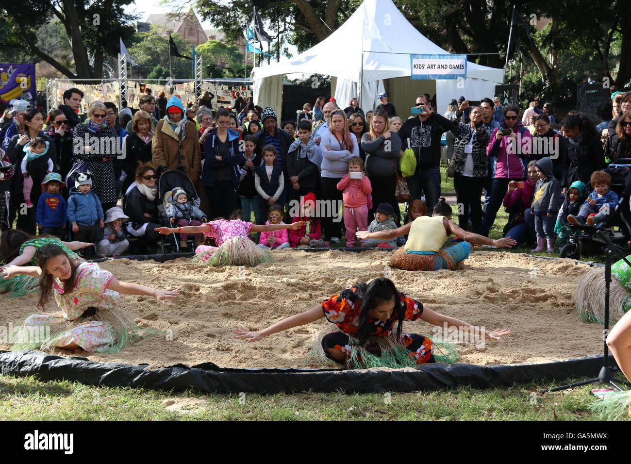 Aboriginal performance sydney hi-res stock photography and images - Alamy