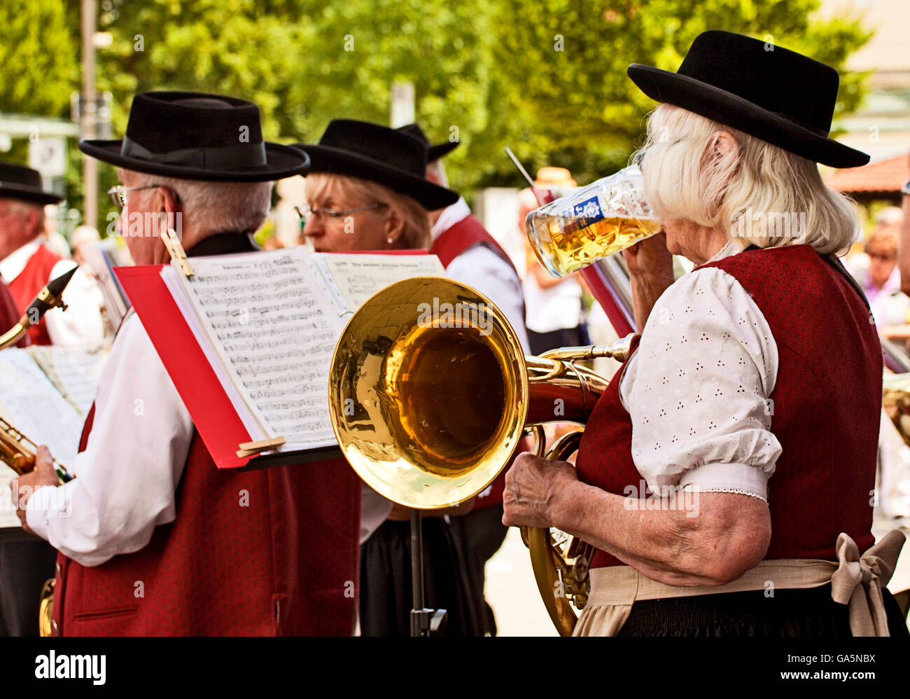 Garching, Germany. 3th July, 2016. Orchestra pause with a refleshing ...