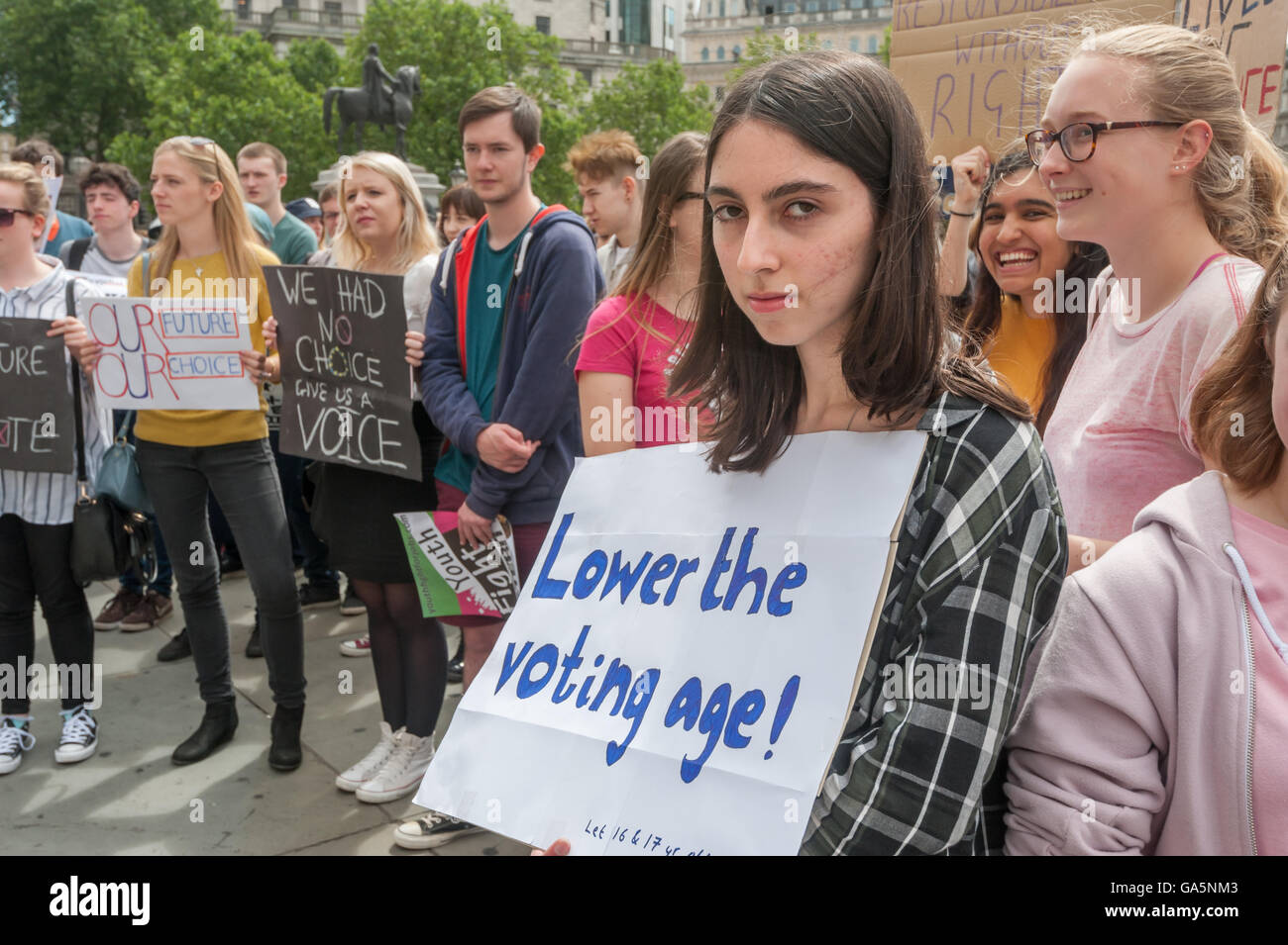 Teenagers voting hi-res stock photography and images - Alamy