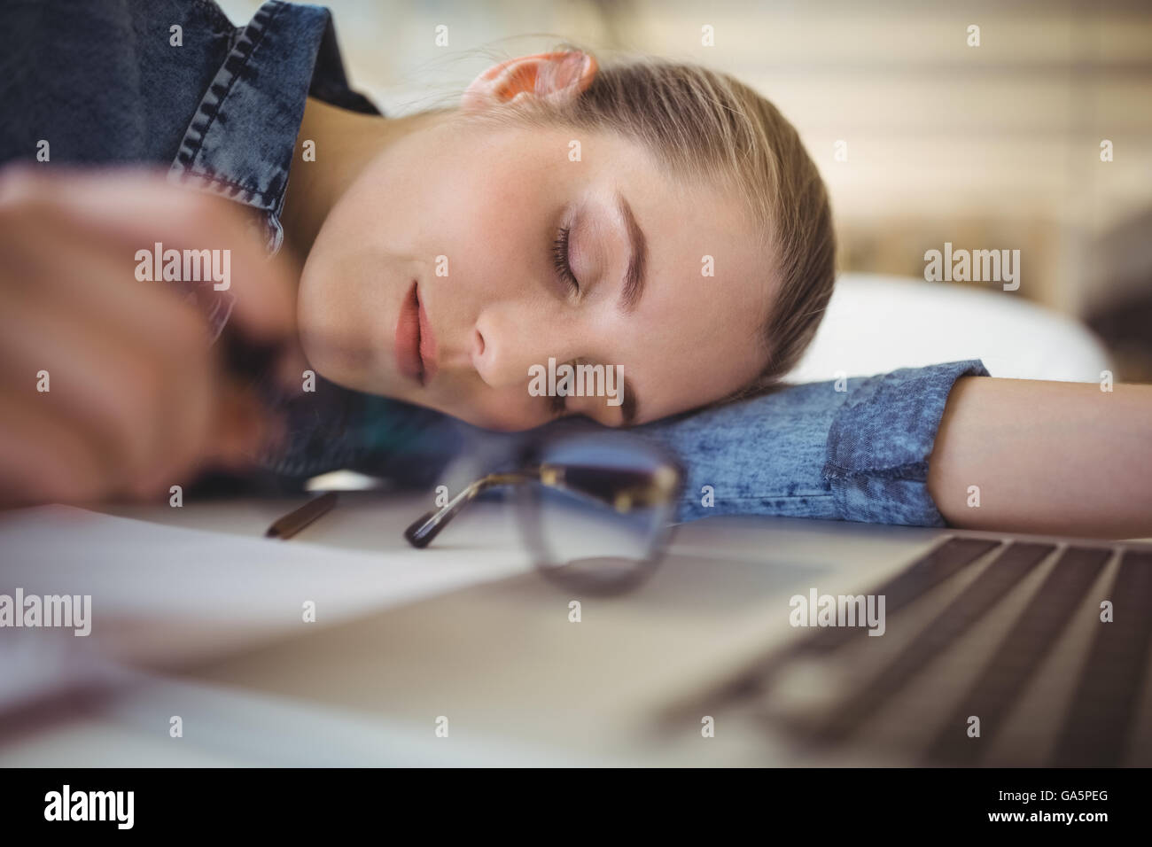 Tired at office desk hi-res stock photography and images - Alamy