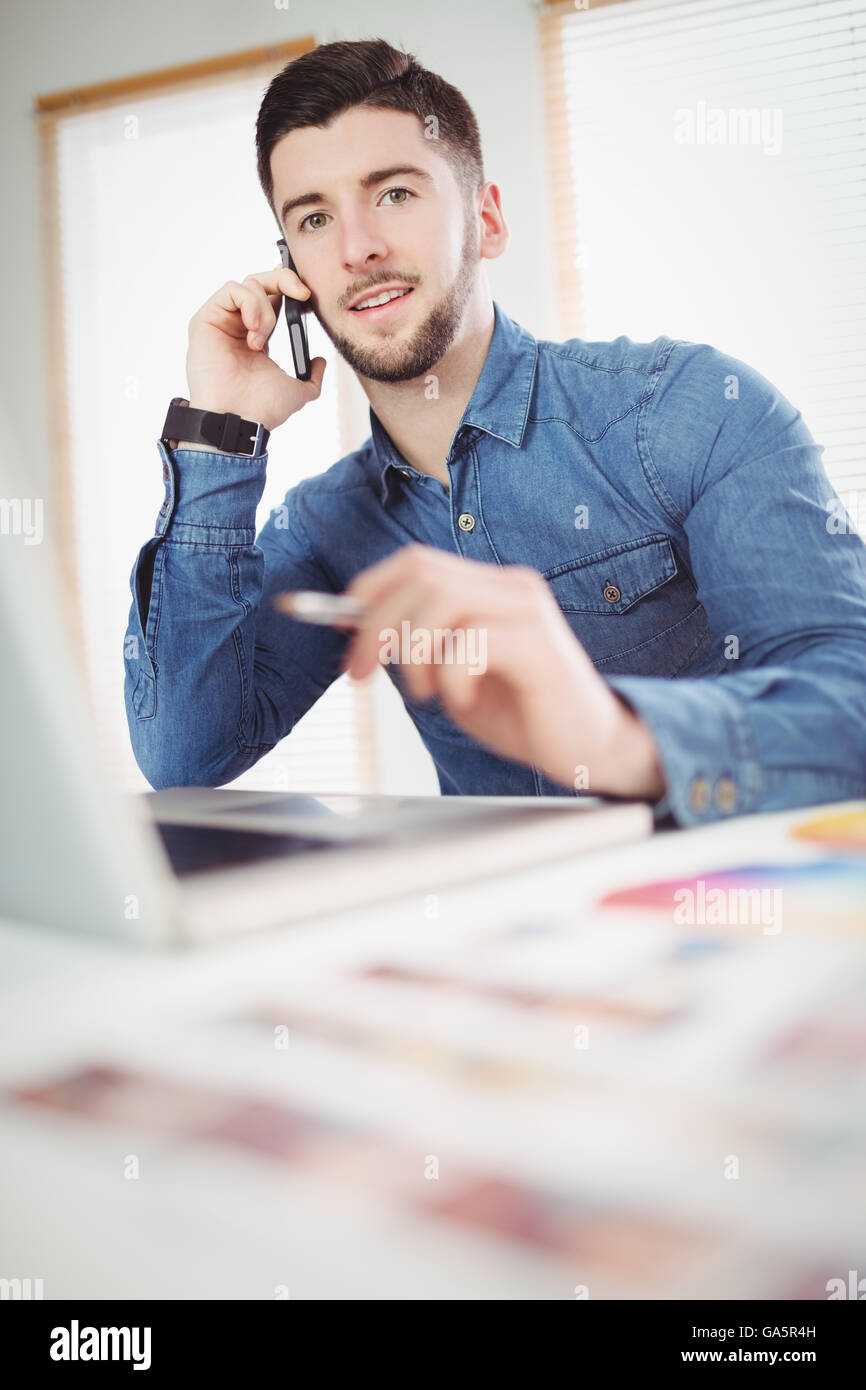 Portrait of young man talking on phone Stock Photo - Alamy