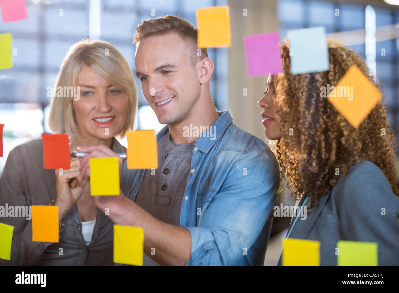 Explaining to colleagues hi-res stock photography and images - Alamy