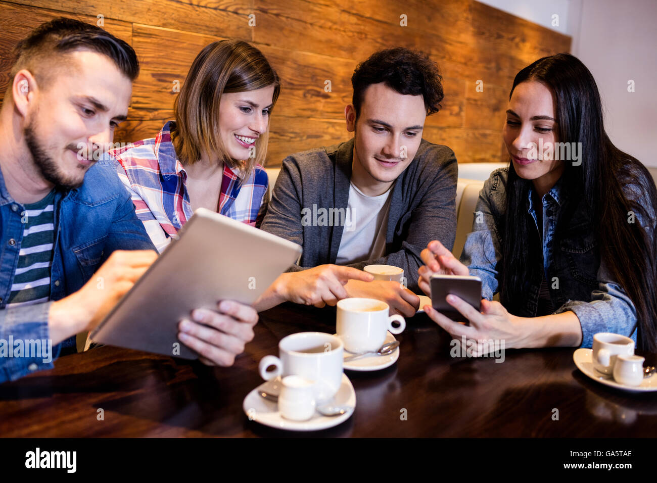 Mobile phone restaurant friends hi-res stock photography and images - Alamy