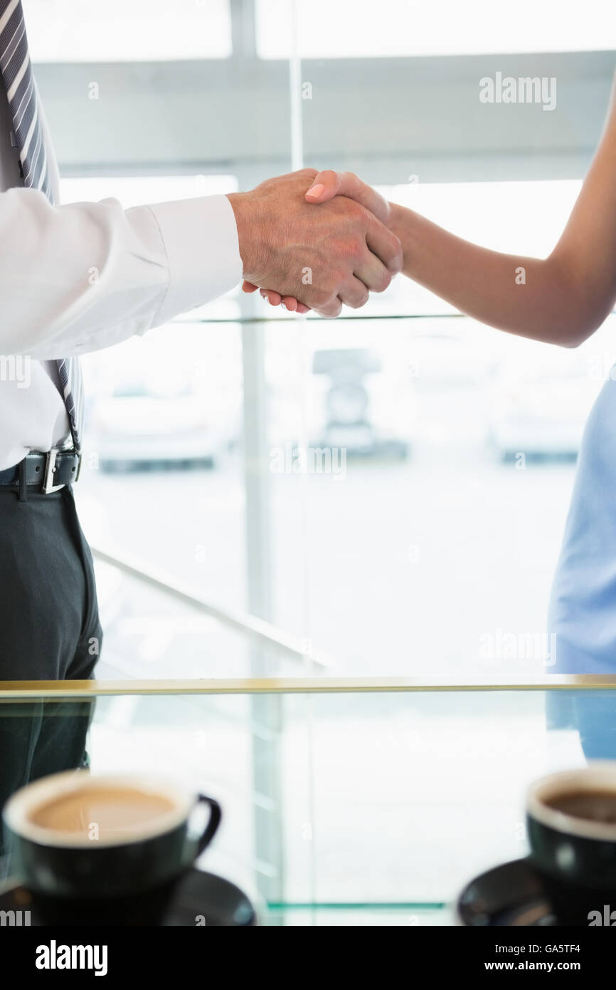 Shake shaking hands hi-res stock photography and images - Alamy