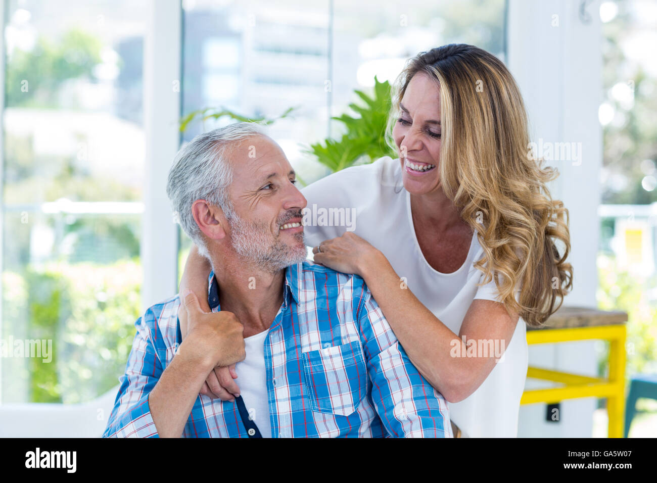 Smiling couple in restaurant Stock Photo - Alamy