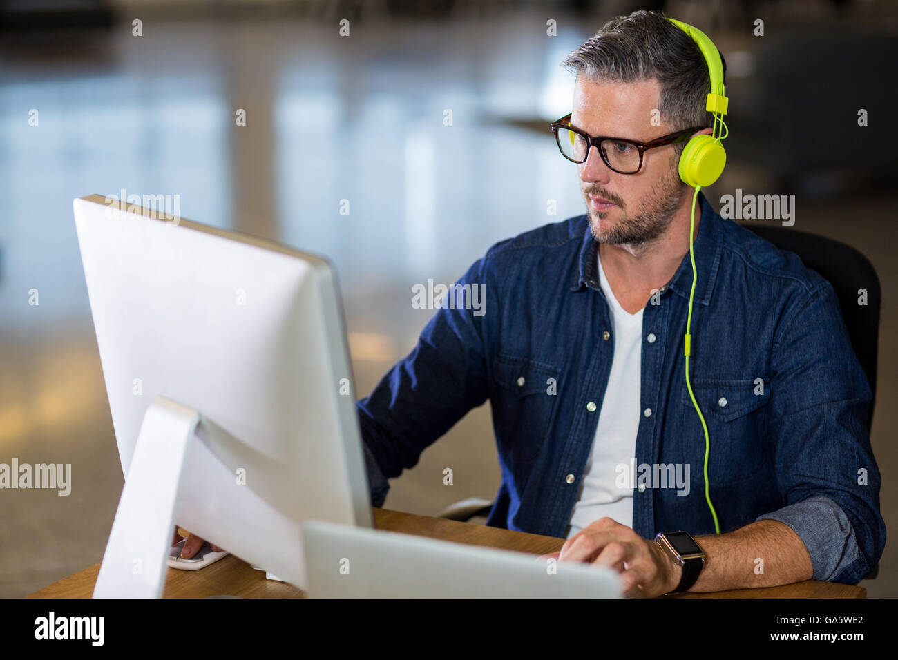 Man working computer hi-res stock photography and images - Alamy