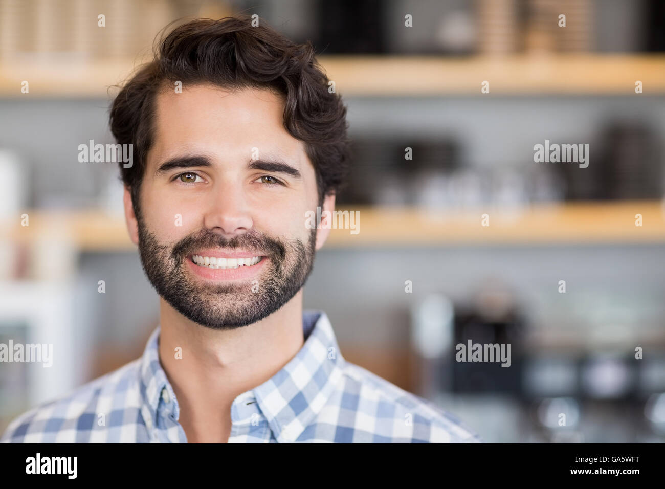 Smiling man 20s hi-res stock photography and images - Alamy