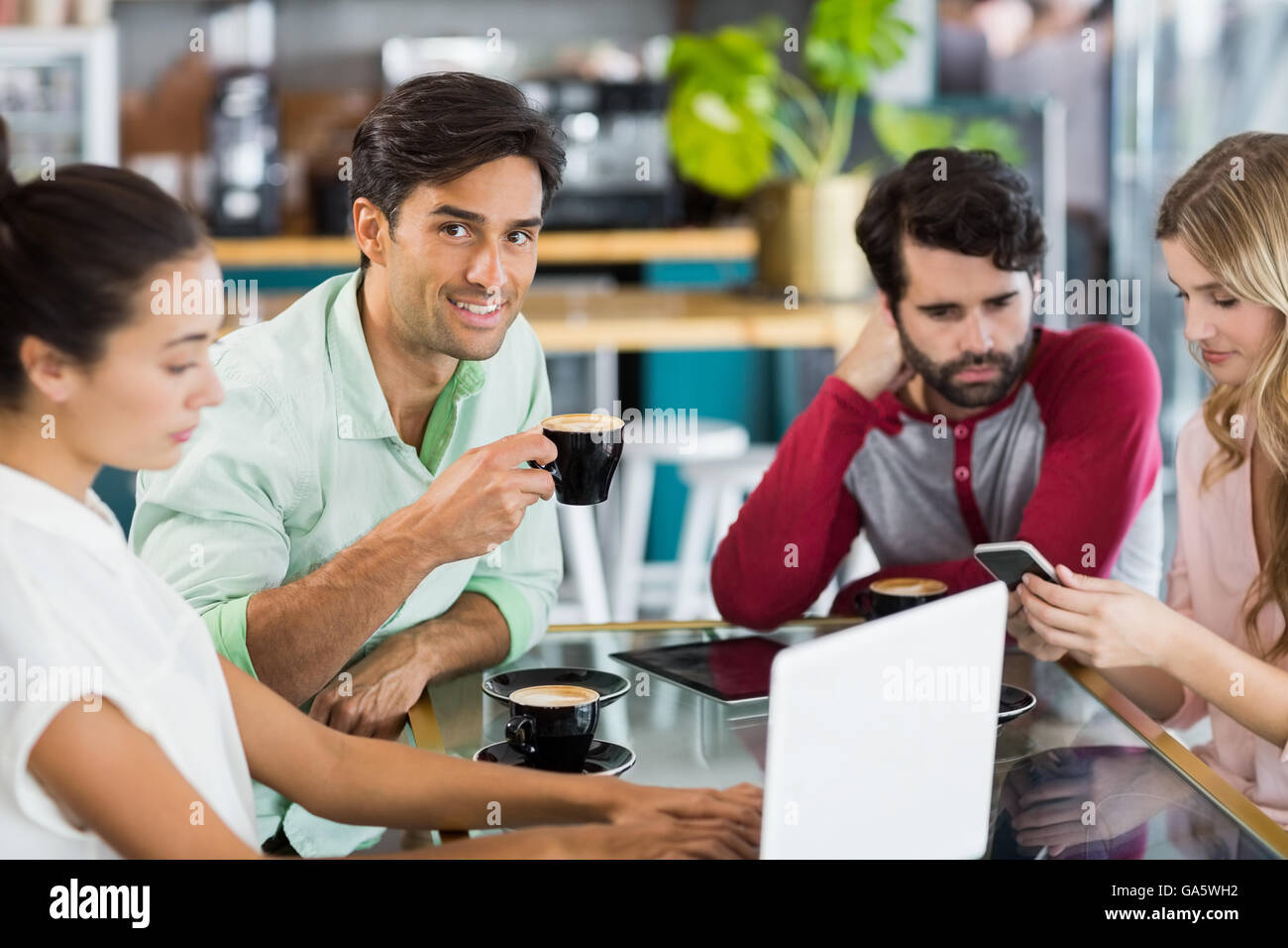 Mobile phone restaurant friends hi-res stock photography and images - Alamy