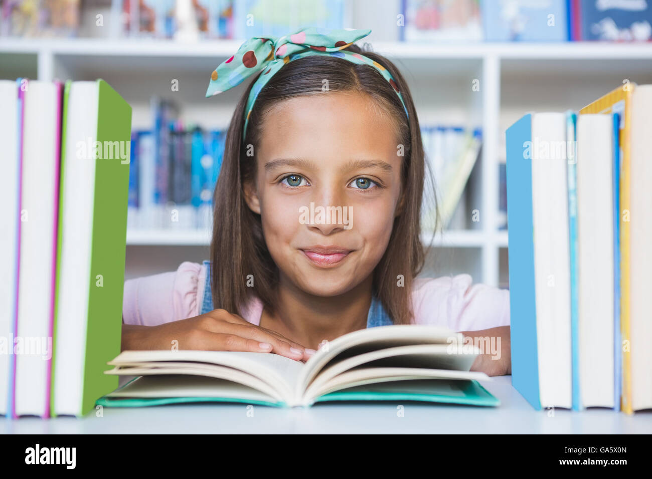 School girl in library reading hi-res stock photography and images - Alamy