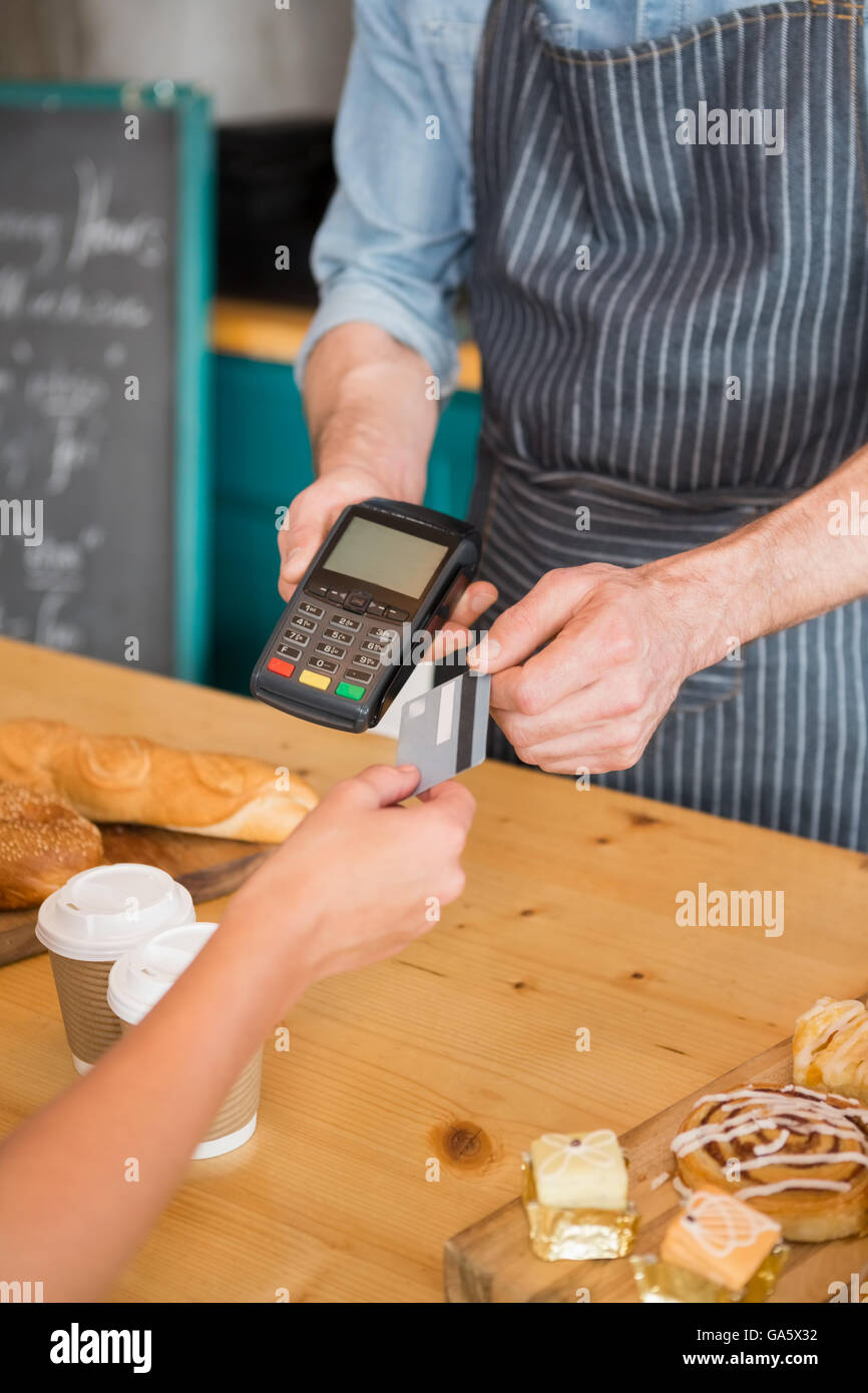 Woman making payment through credit card Stock Photo - Alamy