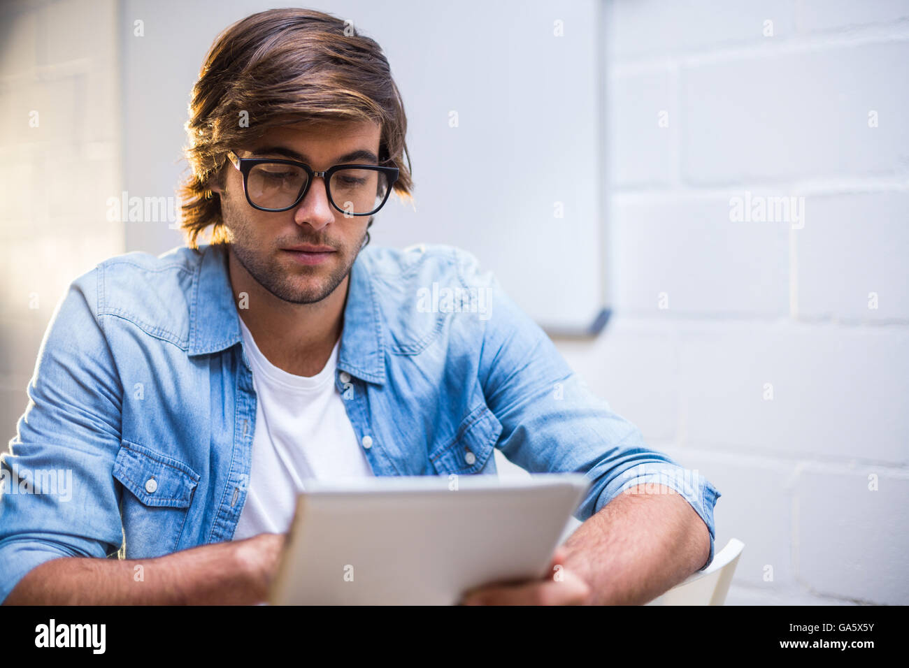Man using digital tablet Stock Photo - Alamy Man using digital tablet Stock Photo - Alamy
