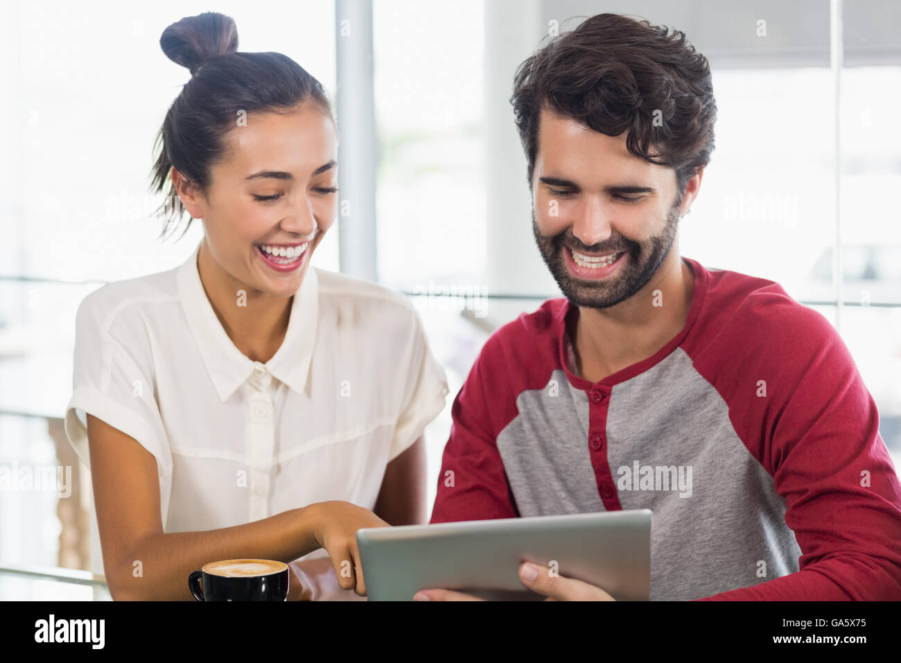 Digital tablet cafe hi-res stock photography and images - Alamy