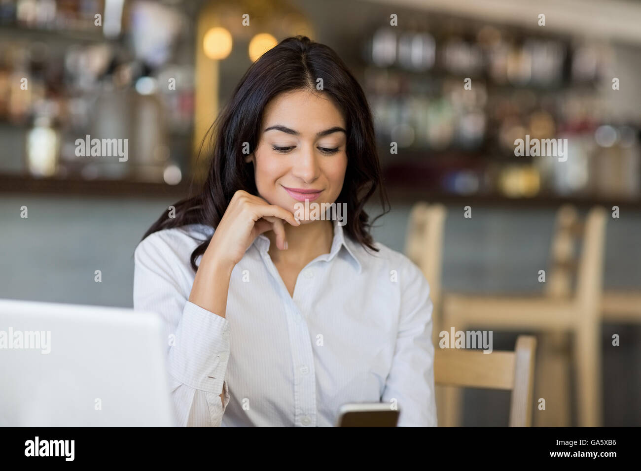 Smiling using phone hi-res stock photography and images - Alamy