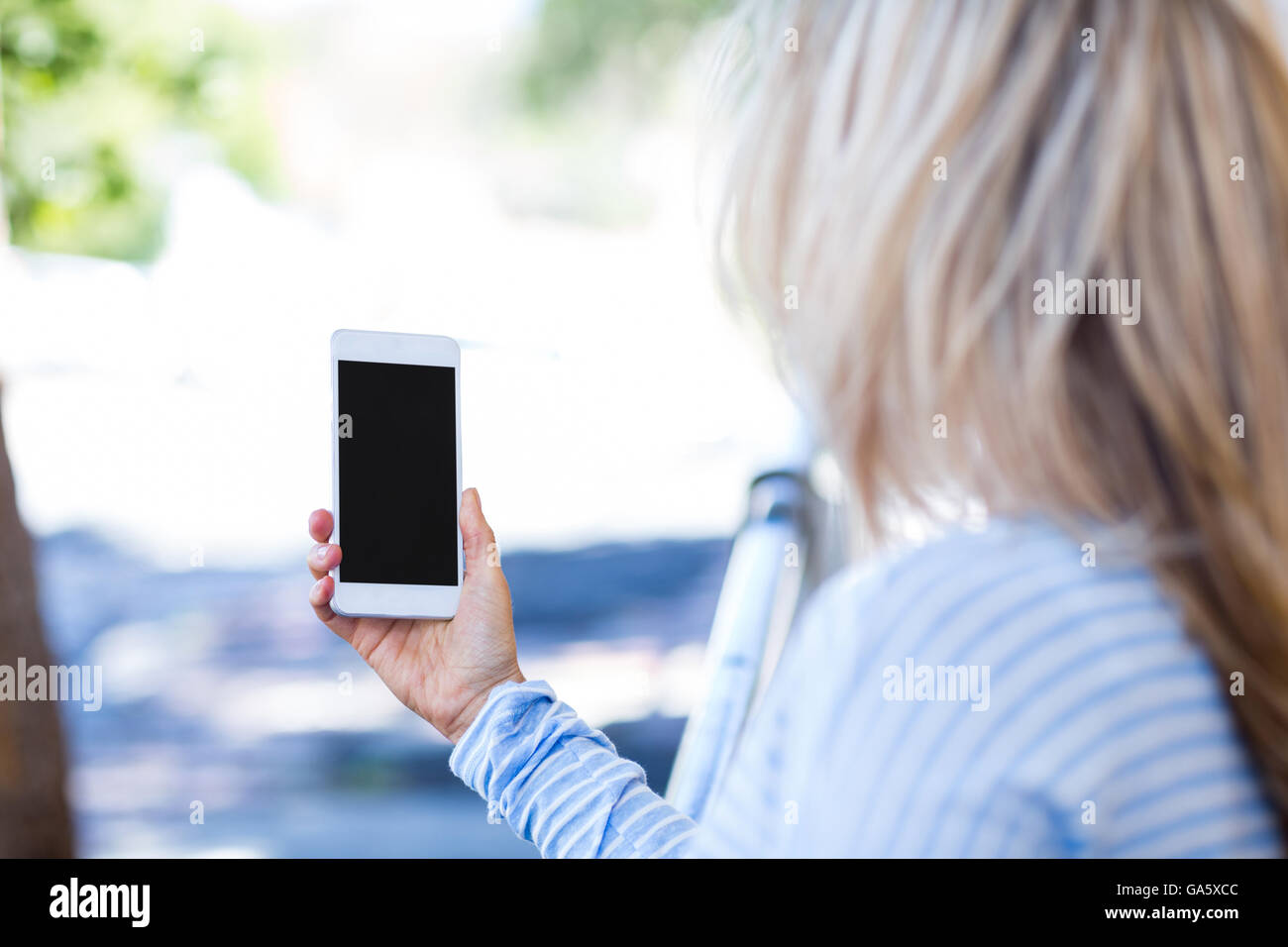 Standing woman holding smartphone hi-res stock photography and images ...