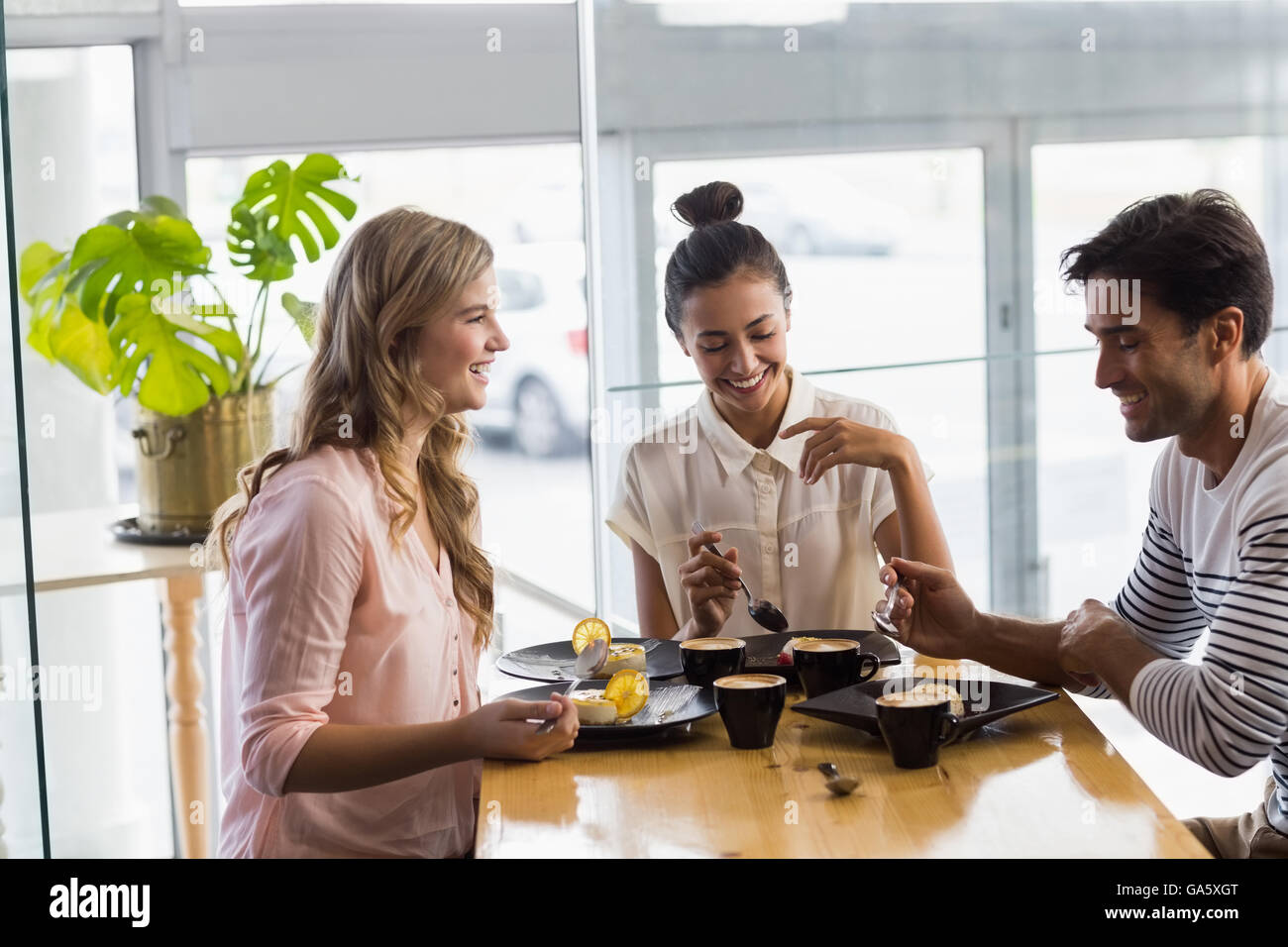 Group of happy friends hi-res stock photography and images - Alamy