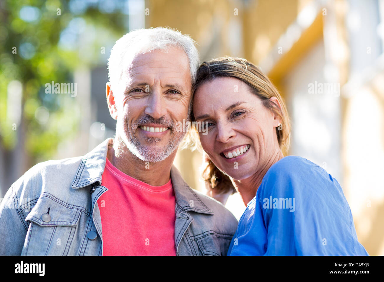 Happy mature couple travel hi-res stock photography and images - Alamy