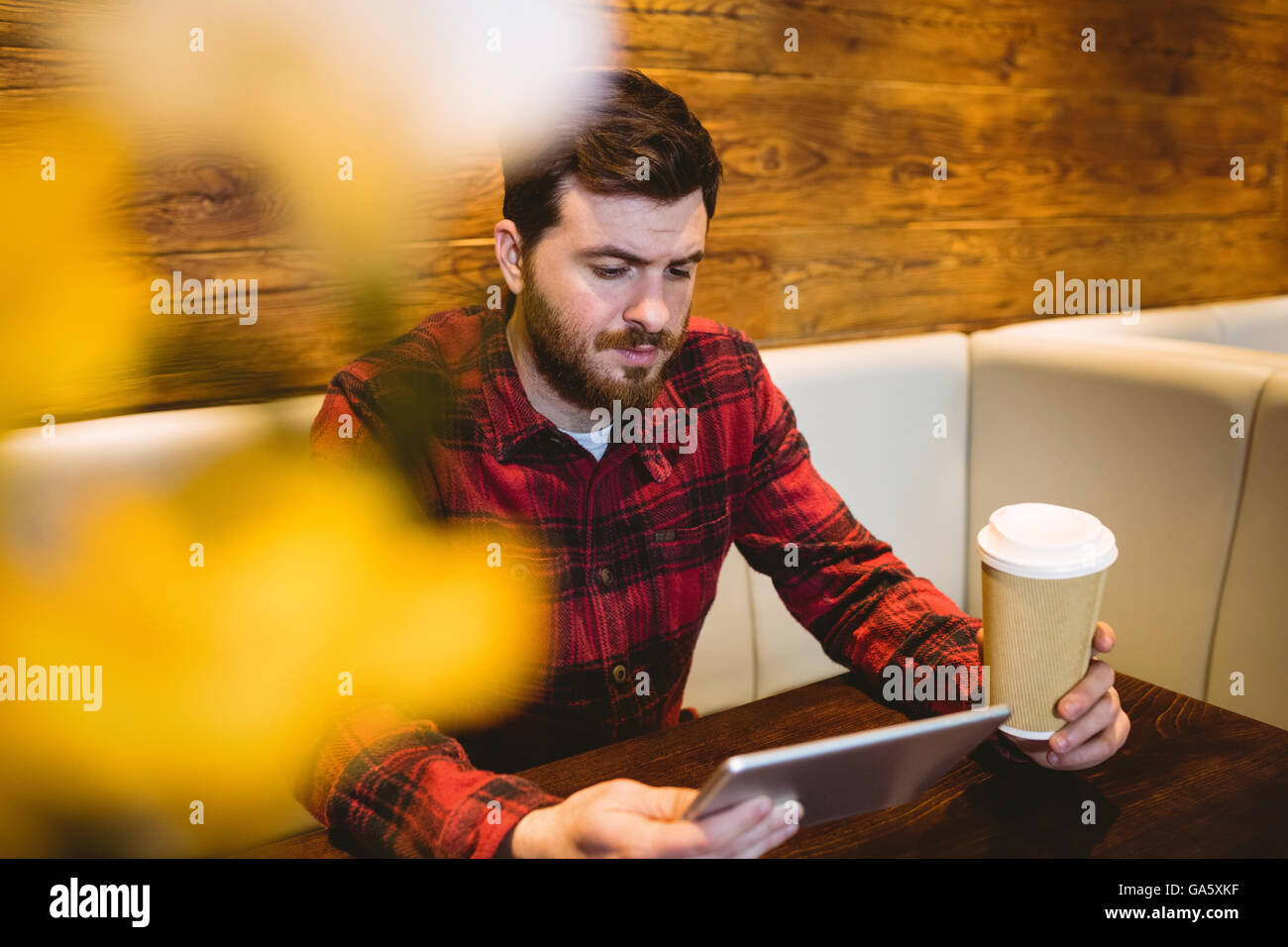 Man restaurant table hi-res stock photography and images - Alamy