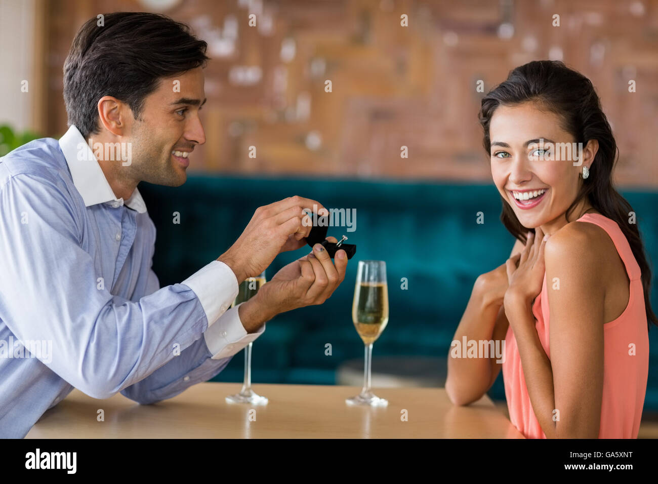 Man proposing to woman hi-res stock photography and images - Alamy