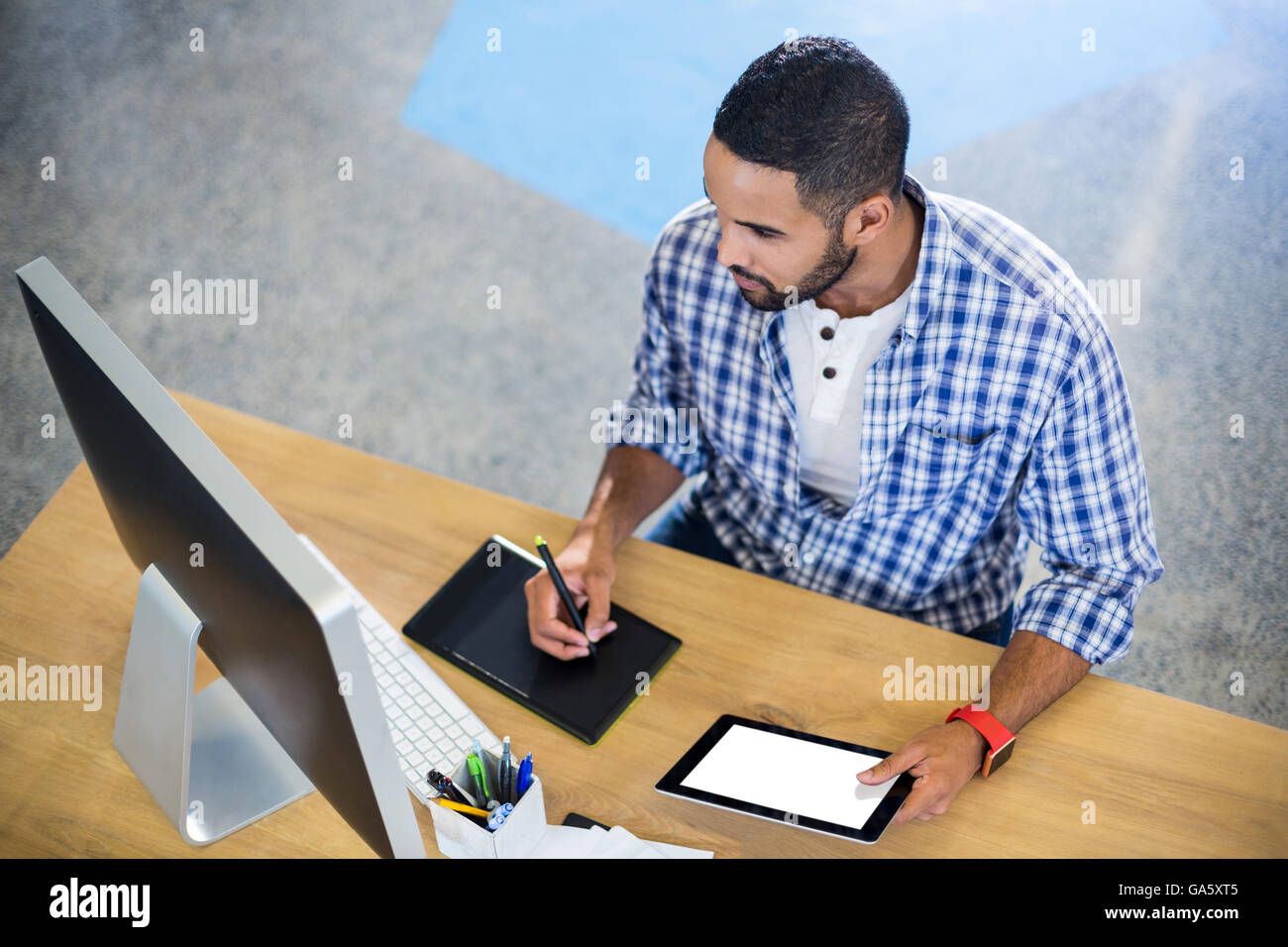 Working at office desk hi-res stock photography and images - Alamy