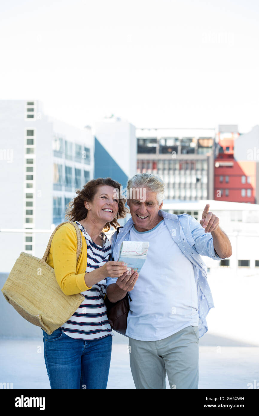 City couple map hi-res stock photography and images - Alamy