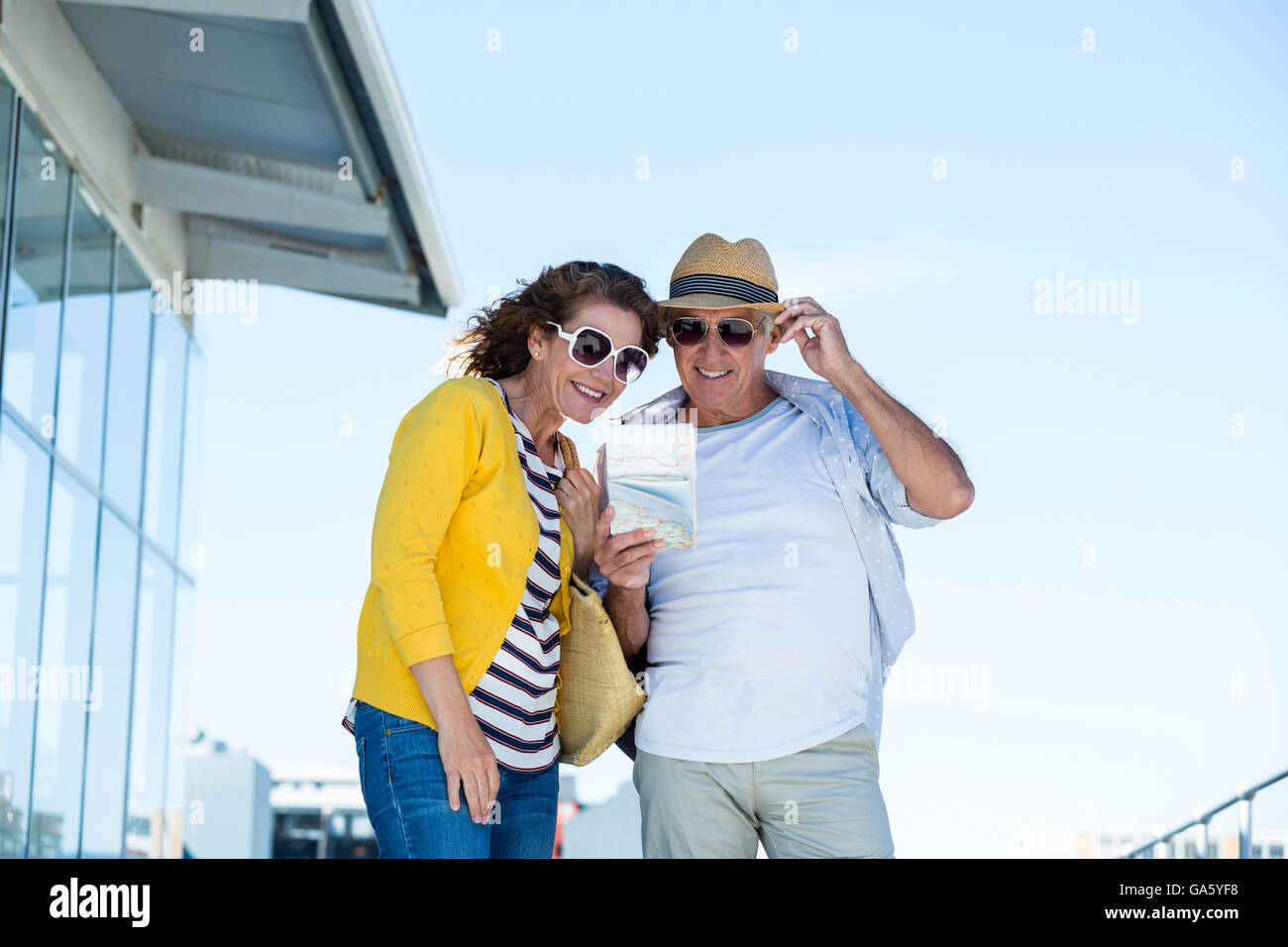 Female reading map hi-res stock photography and images - Alamy
