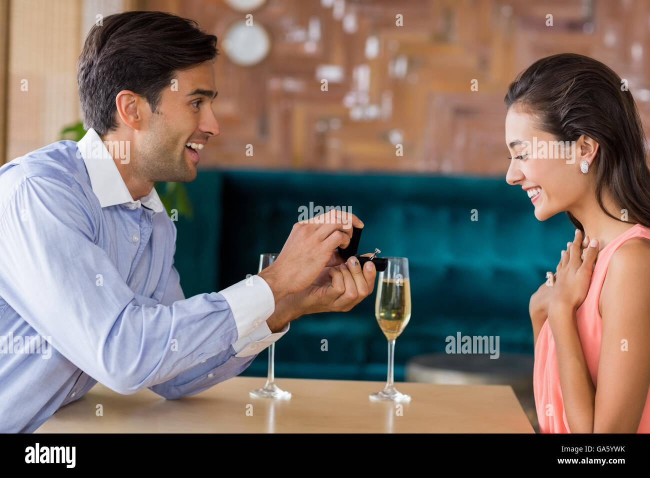 Man proposing to woman hi-res stock photography and images - Alamy