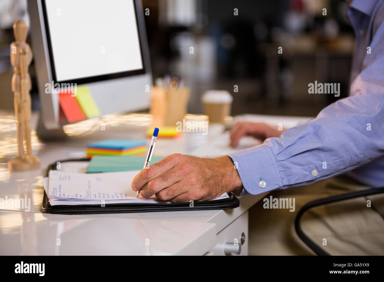 Computer on desk sticky notes hi-res stock photography and images - Alamy