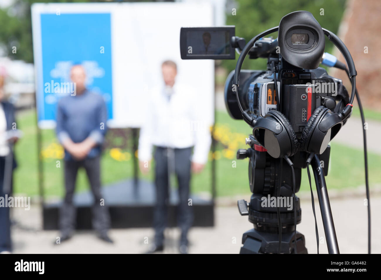 News conference. TV broadcasting. Video camera Stock Photo - Alamy