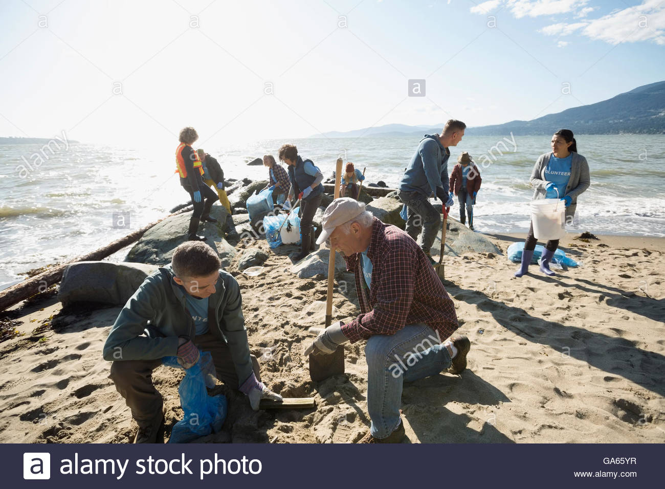 Beach litter volunteers hi-res stock photography and images - Alamy
