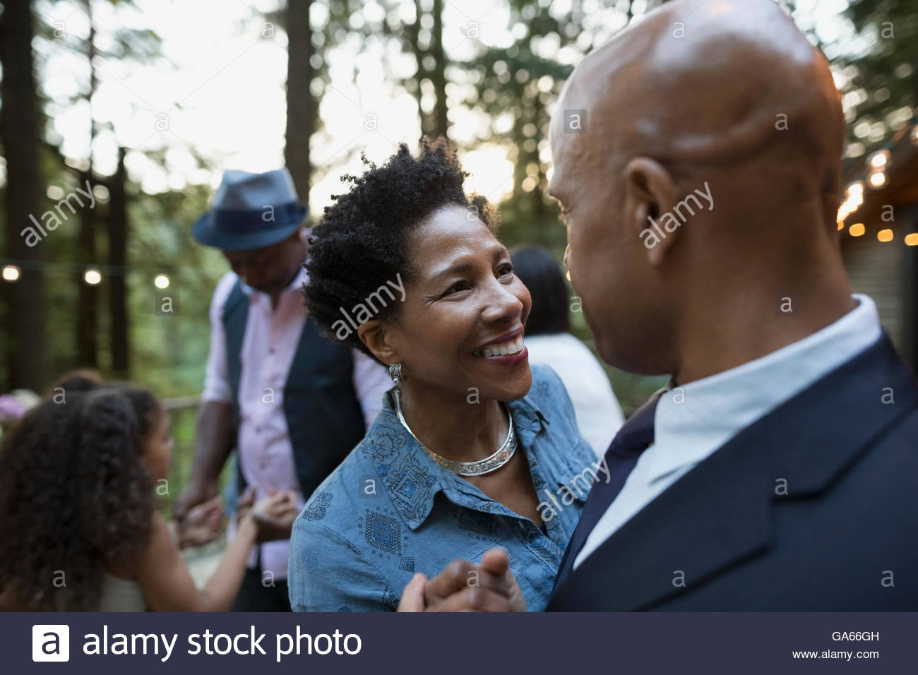 Couple dancing party hi-res stock photography and images - Alamy