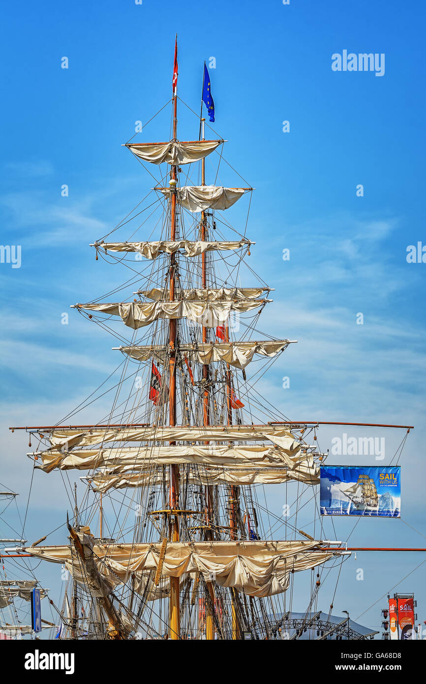 The mast with rigging of a sailing ship Stock Photo - Alamy