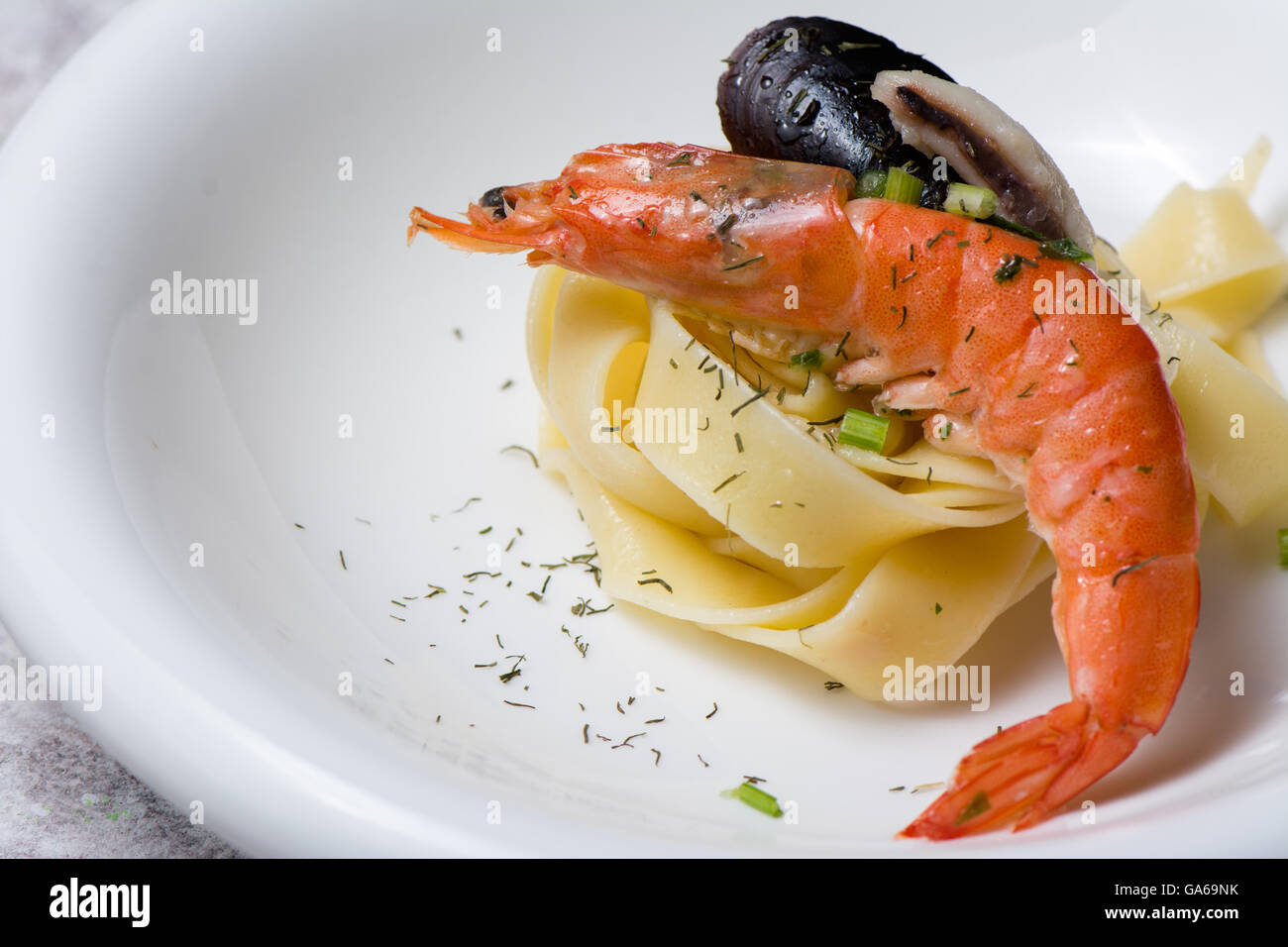 Pasta seafood tagliatelle mussels hi-res stock photography and images ...