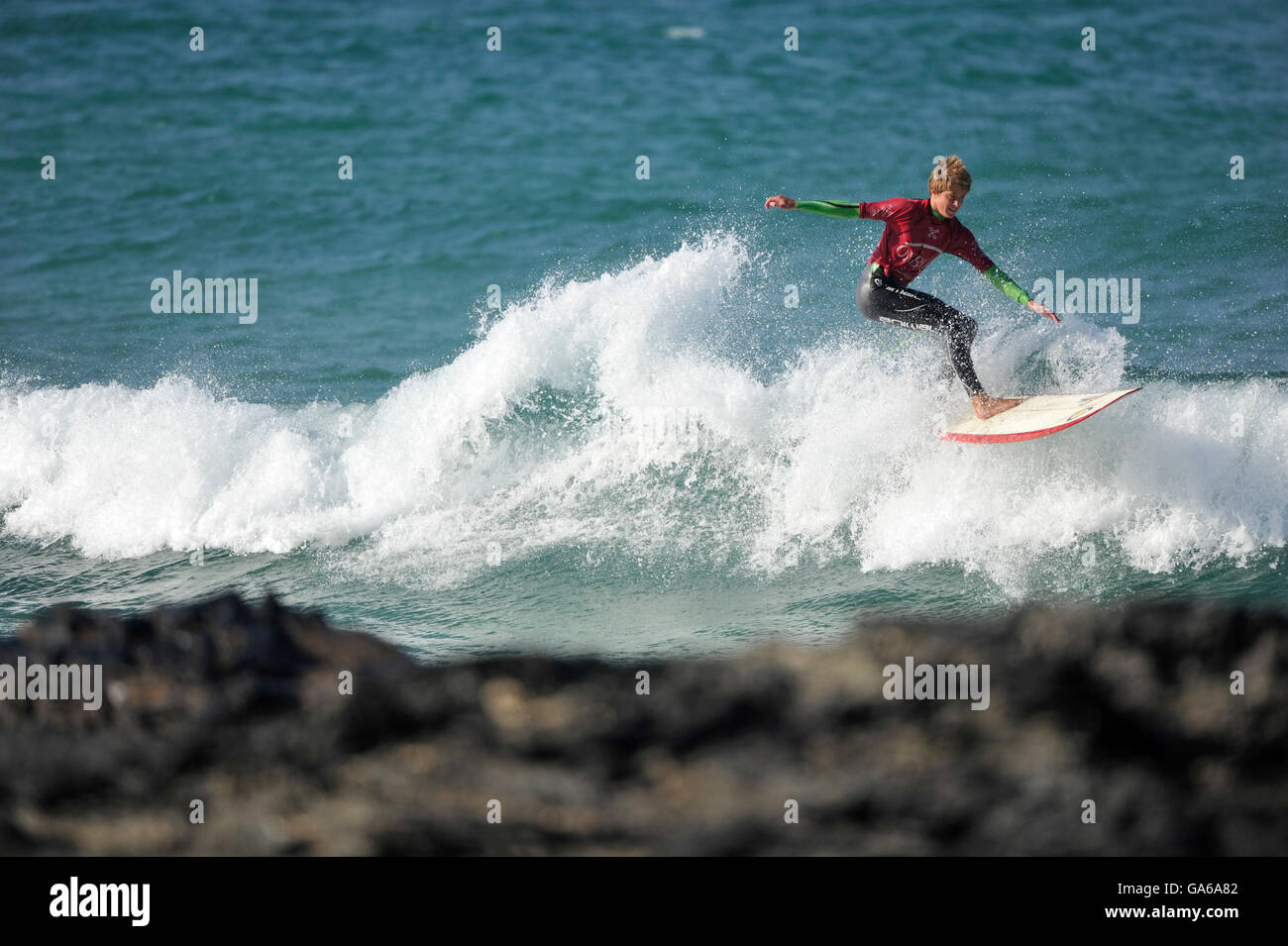 Carving a wave hi-res stock photography and images - Alamy