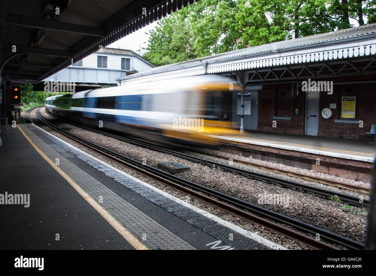Overground train station rush hour uk hi-res stock photography and ...