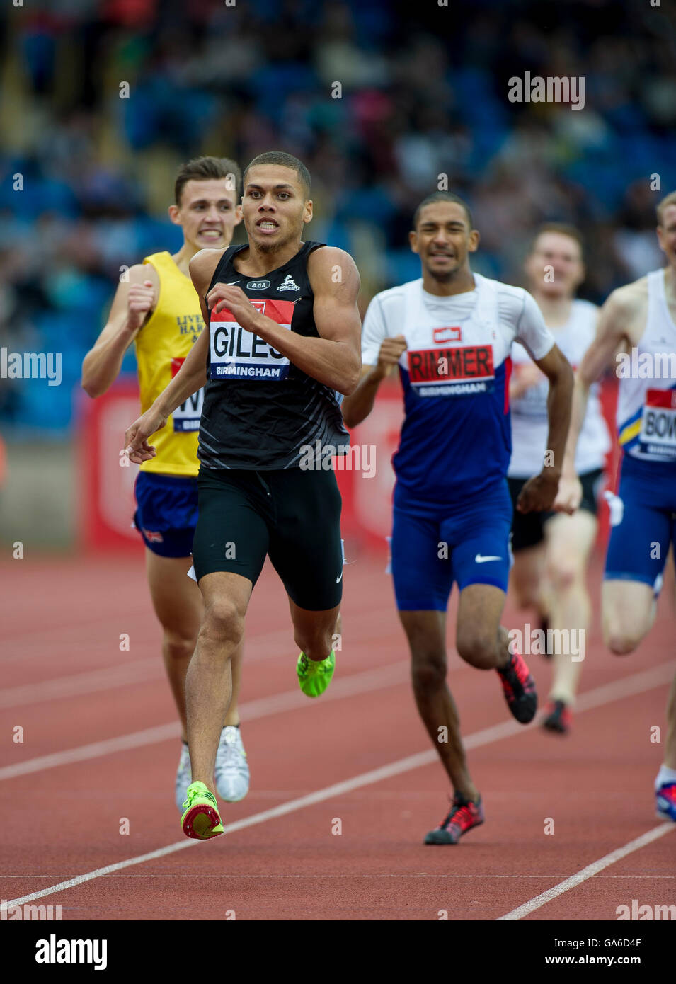 Track field 800 start hi-res stock photography and images - Alamy
