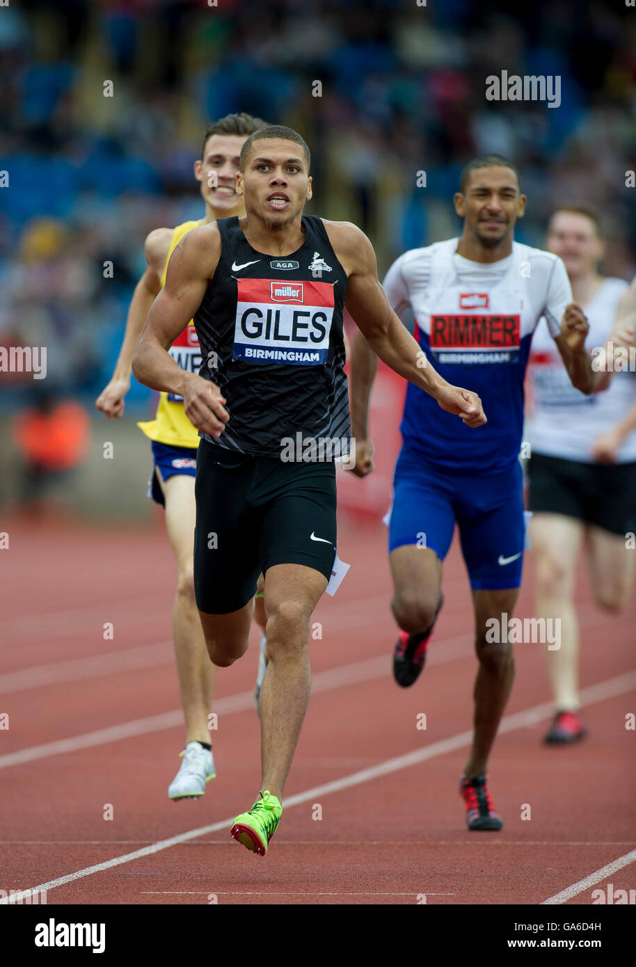Track field 800 start hi-res stock photography and images - Alamy