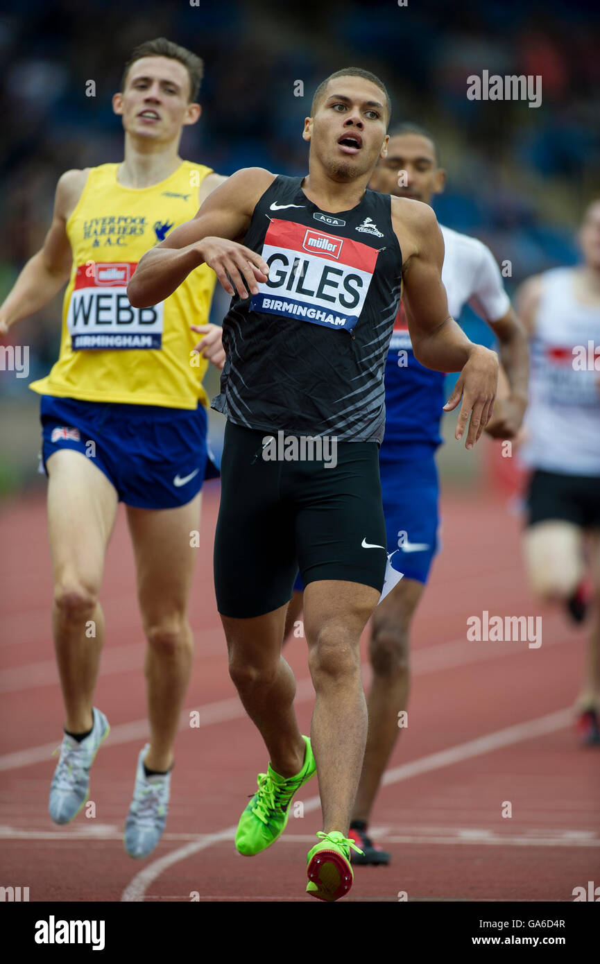 Track field 800 start hi-res stock photography and images - Alamy